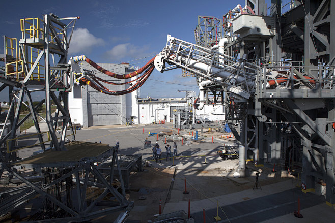 KSC-2015-3578 : The Orion Service Module Umbilical (OSMU) lines have ...