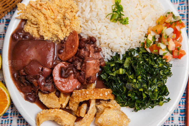 Feijoada，巴西烹饪传统。由feijoada和Crling组成的美味菜肴