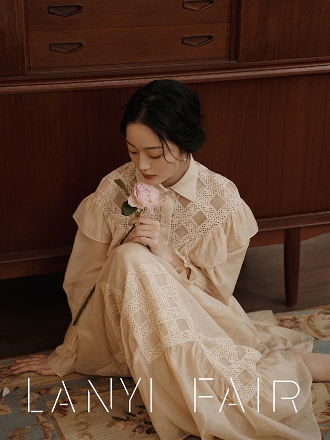 #兰奕屋语# LANYI FAIR “裸色翻领长袖浪漫荷叶边连衣裙” 很多细节的一条裙子，轻薄舒服的面料，有一种柔和的光泽。有点复古有点田园 ...