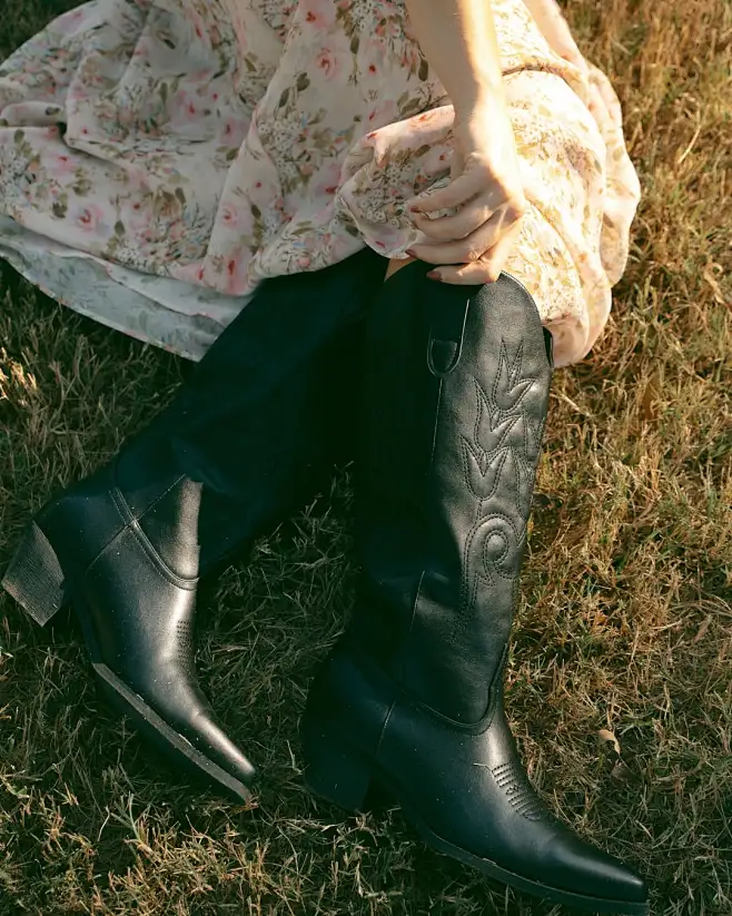 Photo by MARFA BOOTS on February 24, 2025.-花瓣网