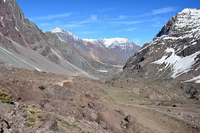 智利圣地亚哥的山脉、山谷和雪的景观