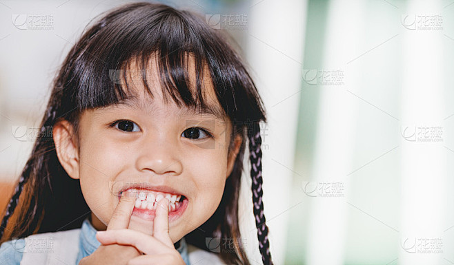 小女孩尖着牙齿白了