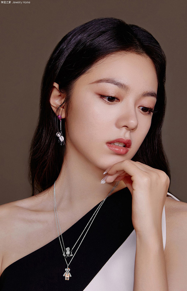 窈窕初成，优雅绽放。演员赵今麦佩戴Qeelin Silver Bo Bo慈善项链，流露少女意趣。