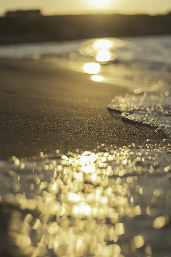 water droplets on brown sand during sunset-花瓣网