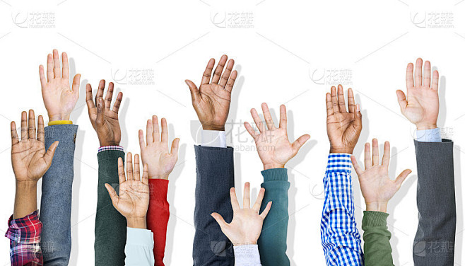 一群不同种族的手举起