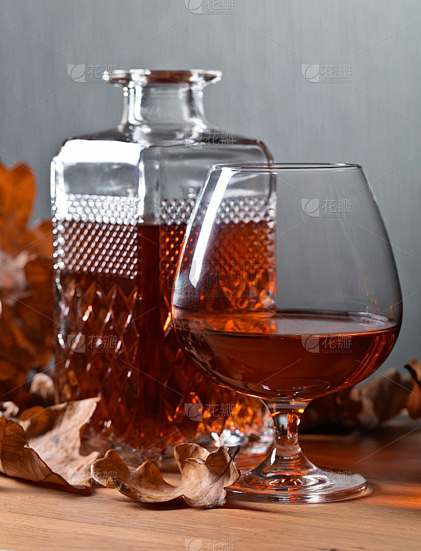 白兰地和干橡树叶。