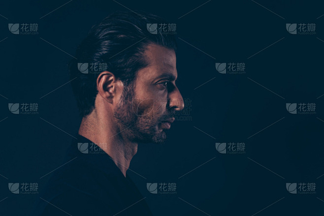 高雅,侧面视角,特写,舒服,注视镜头,可爱的,侧面像,商务,专心,暗色