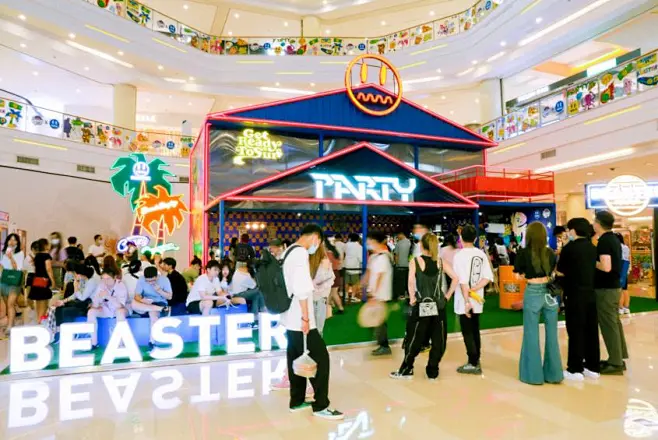 BEASTER鬼马派对——潮人和老友的线下狂欢_马宝莉 : BEASTER快闪店里将其小马宝莉的联名款服装进行了专区呈现，和往常的BEASTER主调相比更加活泼可爱，吸引了不少年轻人，尤其是 ...