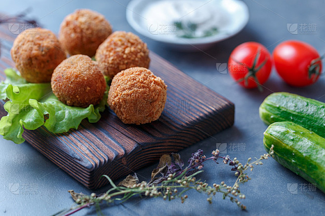 沙拉三明治放在木板上。