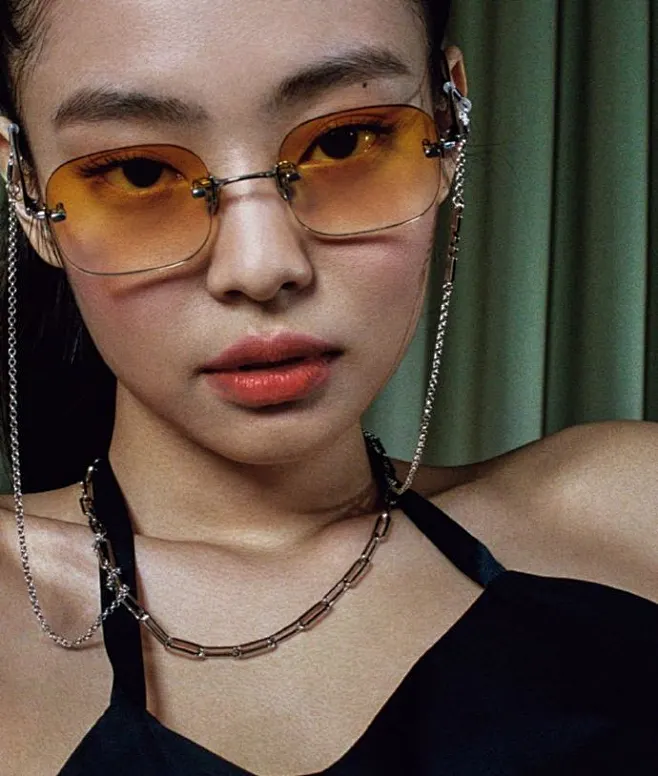 Jennie / GentleMonster海报 Jennie携手眼镜品牌GM推出合作系列“Jentle Home”。看看大片，这个调调的妮你 ...