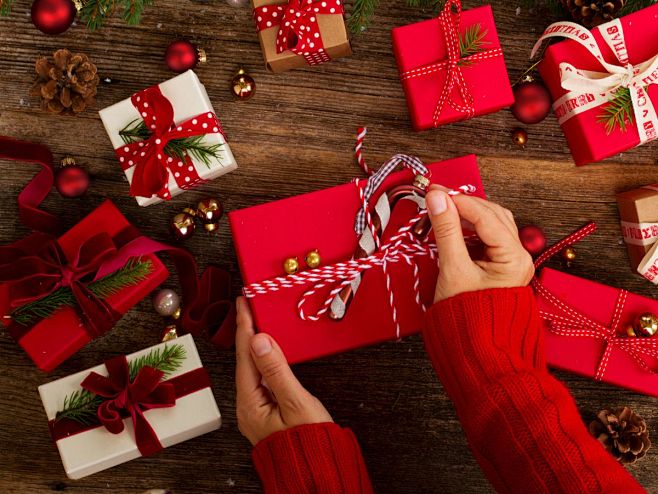 0_Christmas-gift-giving