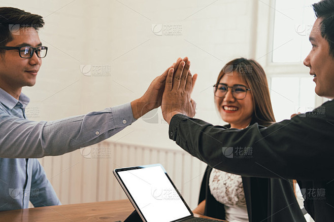 商务人士携手共进，商务团队携手共进。团结团队合作伙伴理念。