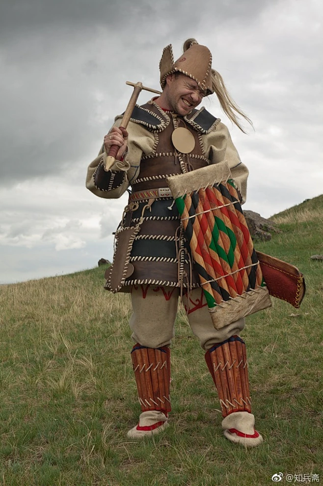 一组重演照片，表现了塔加尔文化（Tagar culture）时期武装人员和女性的装束以及武备，由俄罗斯重演者扮演，摄影者为 keetto。 塔 ...