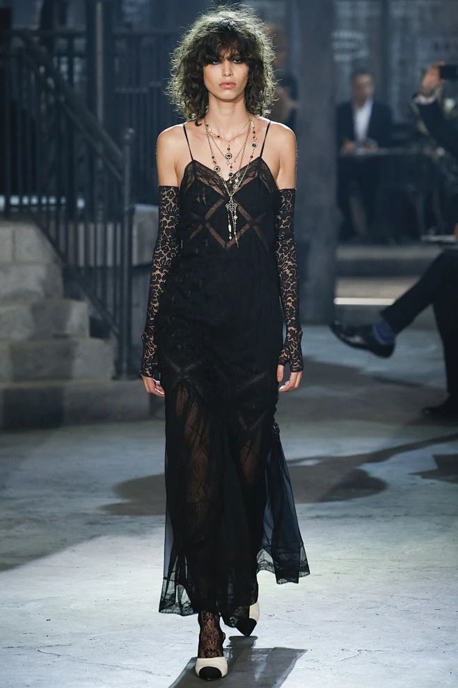 Chanel Pre-Fall 2016 Fashion Show : The complete Chanel Pre-Fall 2016 ...