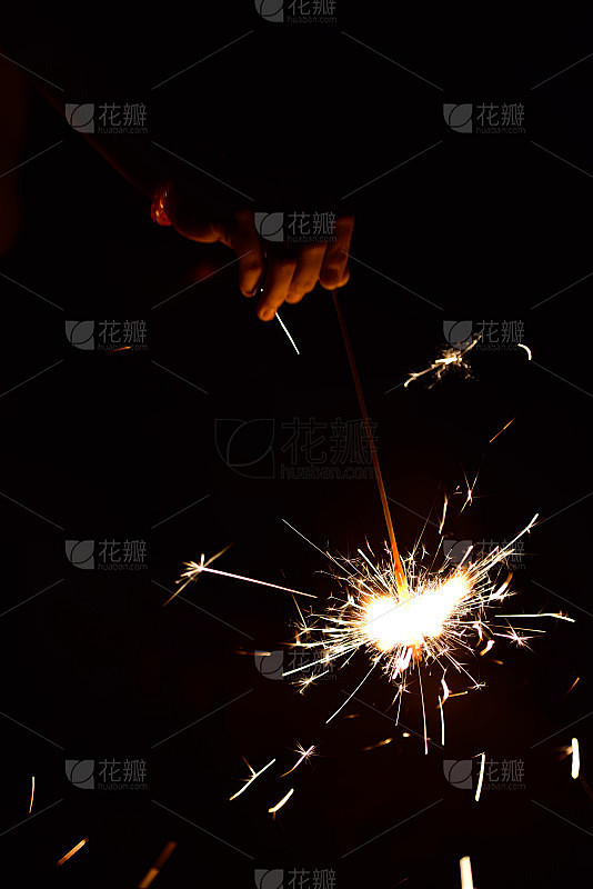 手持烟花素材-花瓣网