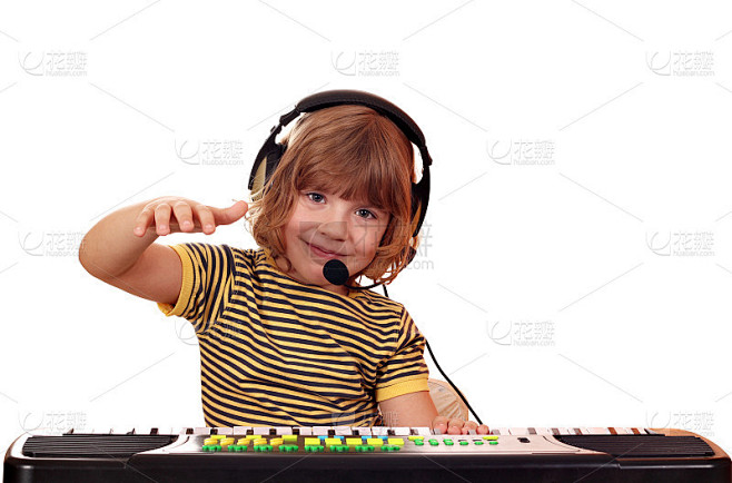快乐的小女孩玩键盘