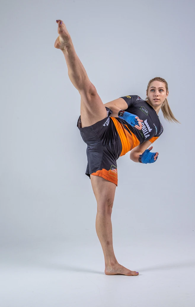 girl fighter action pose-425-花瓣网