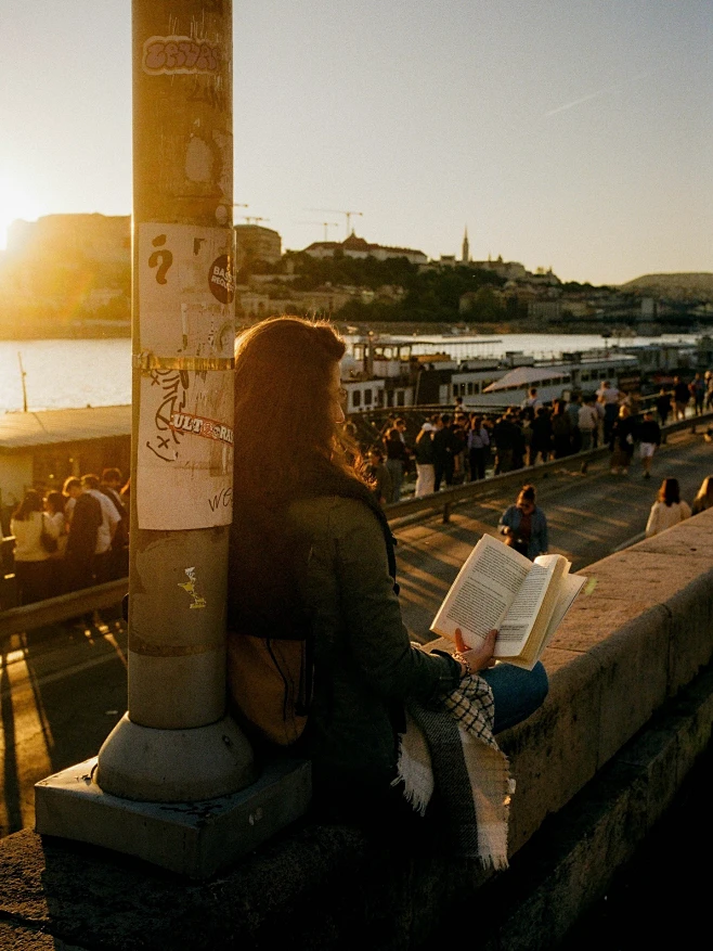 布达佩斯，街头认真看书的人们 摄影师Peter Varsics -花瓣网