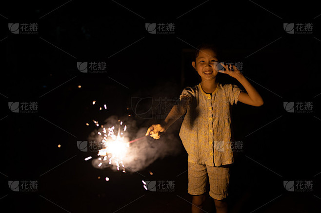 女孩玩着手持烟花
