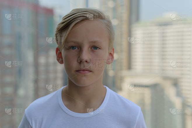 欧洲男孩在户外