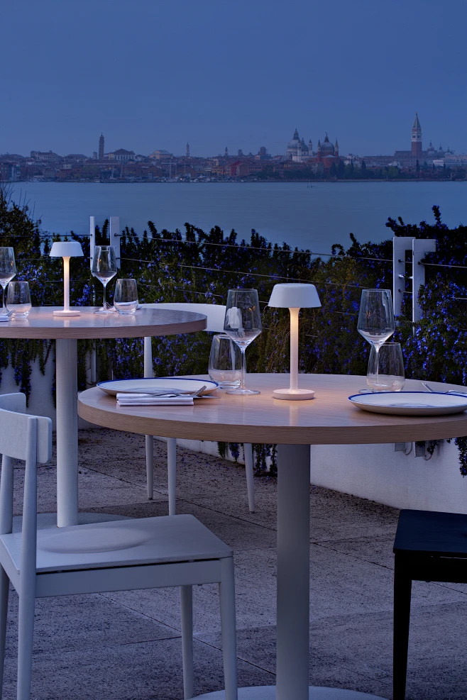 户外台灯 FIREFLY IN THE SKY | 台灯 by PANZERI_12-花瓣网