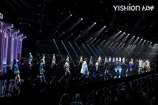 YISHION以纯走秀，更多高清无水印照片请关注@活动汪