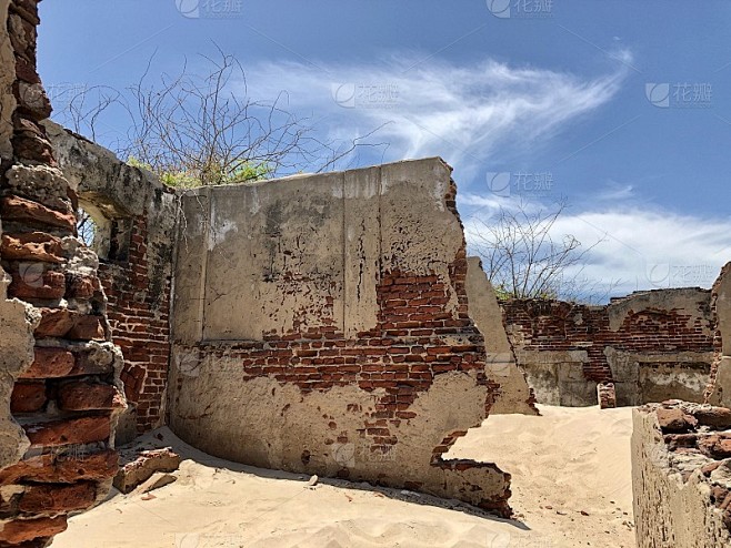 砖房的废墟，有墙有窗。蹂躏的鬼城。毁了城市。