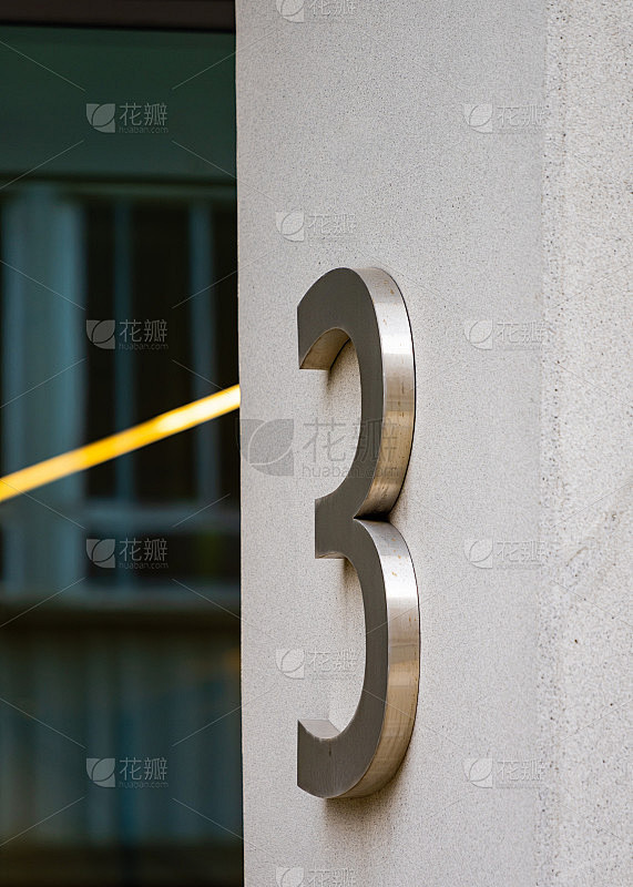 第三个文本孤立的3D数字3由不锈钢铬金属光泽和现代。