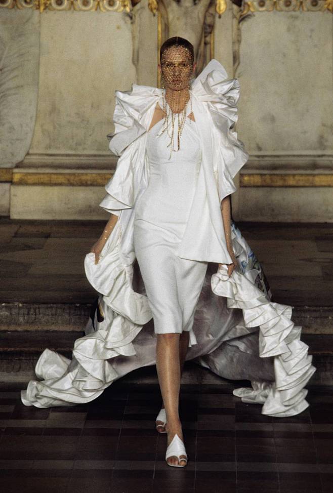 SPRING 1997 COUTURE GIVENCHY Alexander McQueen 1997年巴黎纪梵希高级定制时装展上，麦昆从希腊 ...