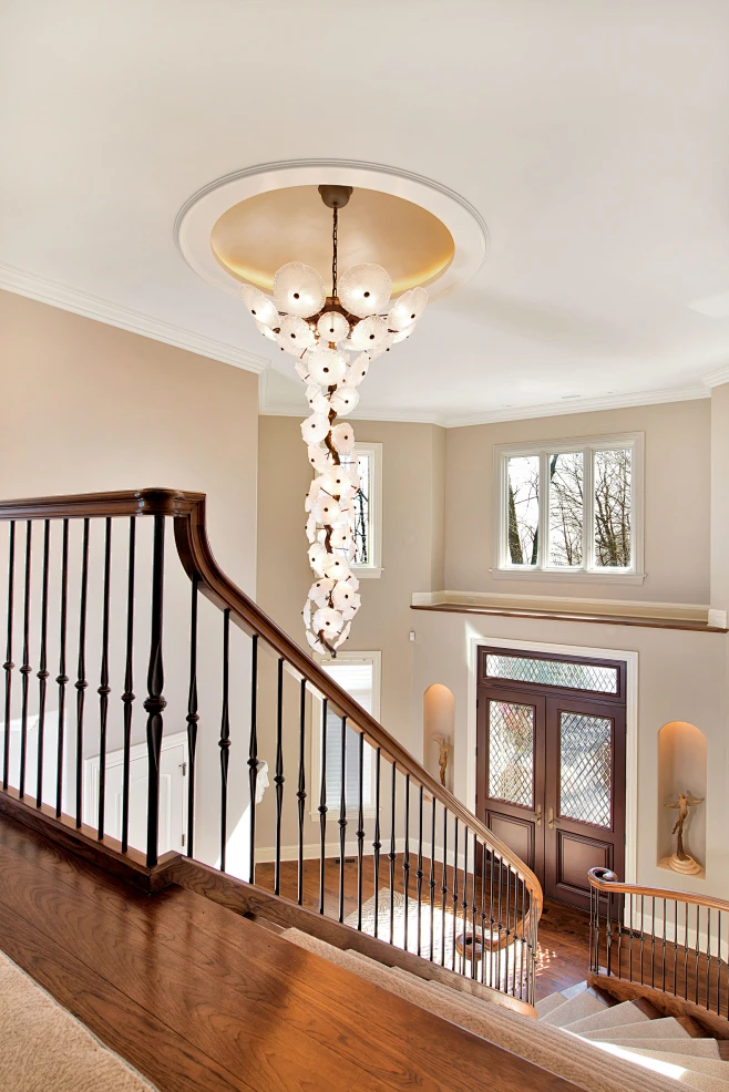 Example of a mid-sized classic carpeted curved staircase design in ...