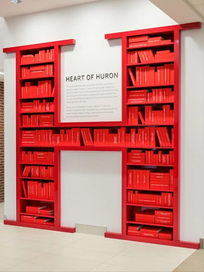 the red bookshelves in the room are full of books-花瓣网