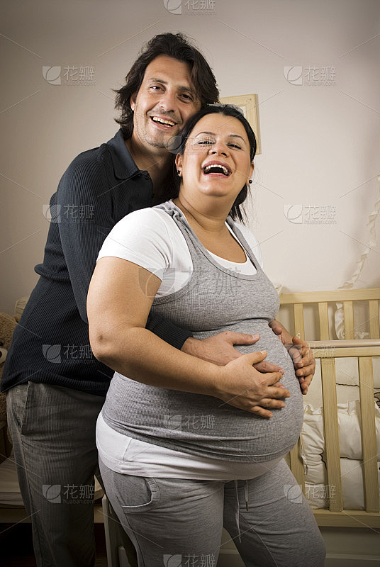 幸福的孕妇和丈夫