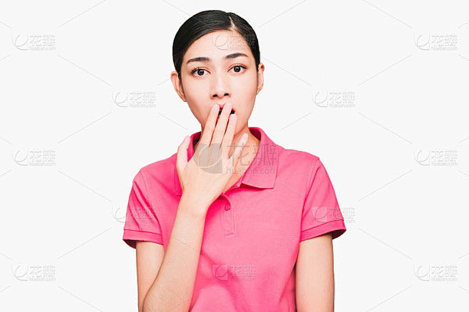 年轻聪明美丽的亚洲女人穿粉红色t恤，惊讶，优秀，震惊，思考手势符号孤立在白色背景