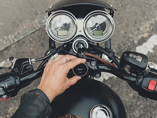 Beeline Moto sleek sat nav attaches to your bike to safely share the ...