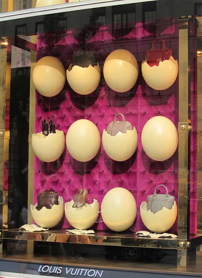 LV window display.-花瓣网