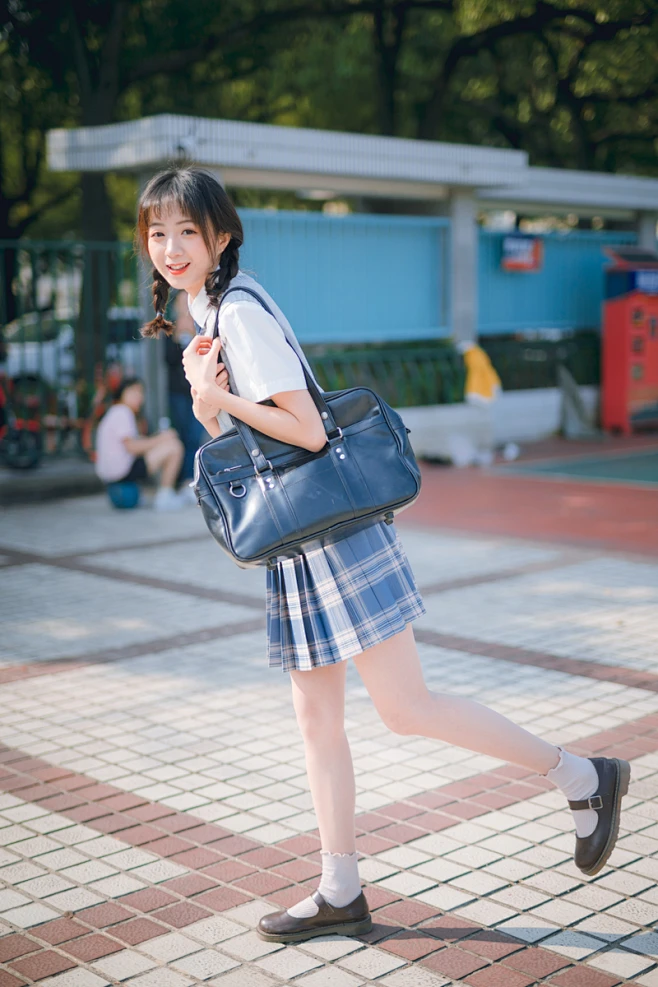 上师大操场JK少女_人像_POCO摄影,美少女,人像,日系,jk制服,追光,小清新,校园,Jk少女,jk写真,陶一依-花瓣网