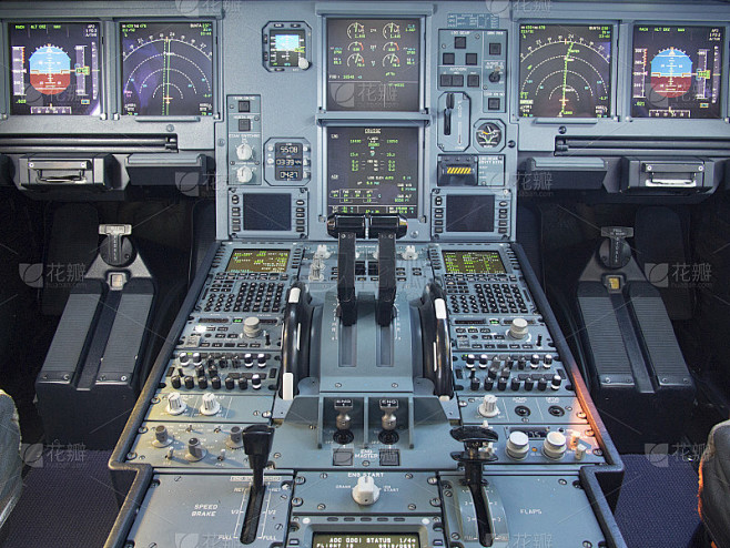空客A330飞机的驾驶舱前和行人面板