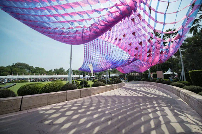 泰国先锋艺术音乐节旨在突出可持续生活的解决方案，工作室all（zone）创造了一个通风多彩的艺术装置“Marmalade Sky（果酱天空 ...