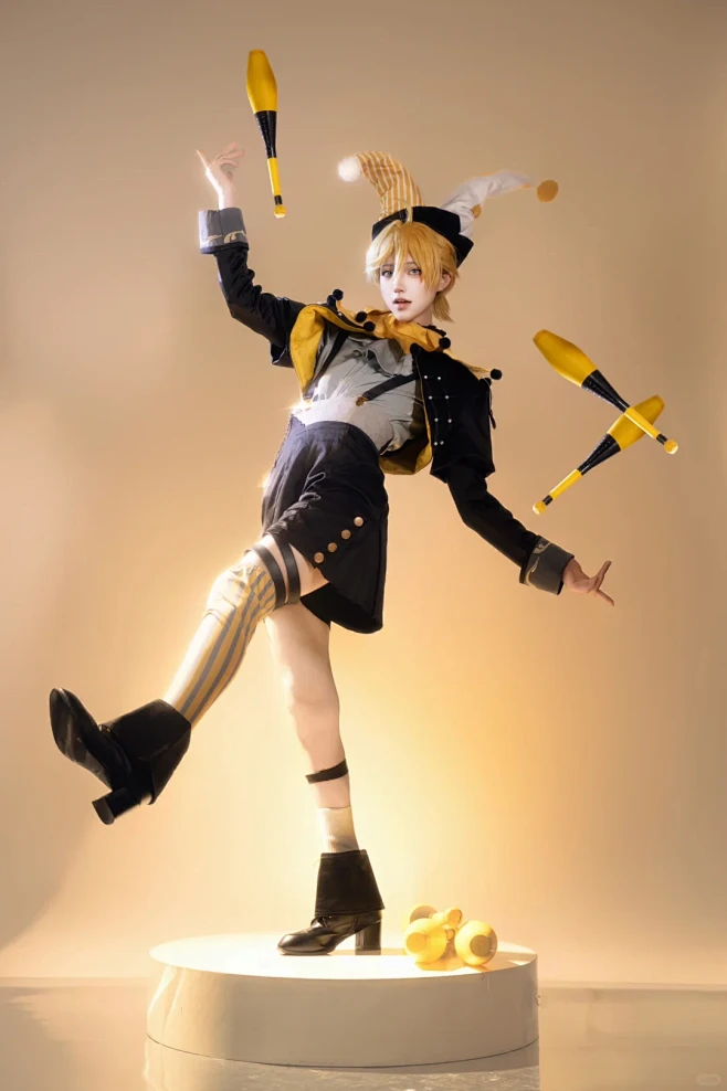 作者：莫卿念 马戏表演？那种东西万无一失啦 #镜音连 #vocaloid #cos #cosplay #二次元 #拍照姿势 #速写人物 #绘画 ...