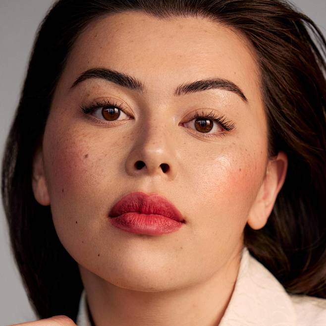 Image of a Medium Skin Tone, Olive Undertone model wearing Softlight ...