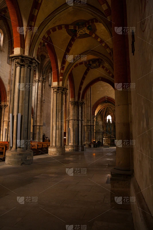 La Basilica di Sant'Andrea di Vercelli è una chiesa monacale ...