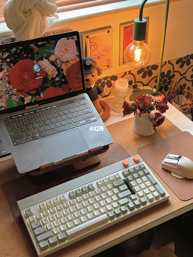 自由职业者的书桌日常｜复古桌搭yyds⌨️-花瓣网