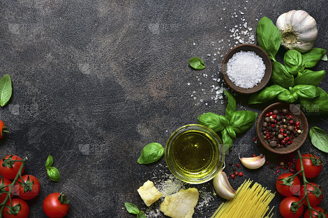 烹饪背景与传统的意大利菜配料:意大利面条，橄榄油，西红柿，帕尔马干酪，大蒜，罗勒和香料。