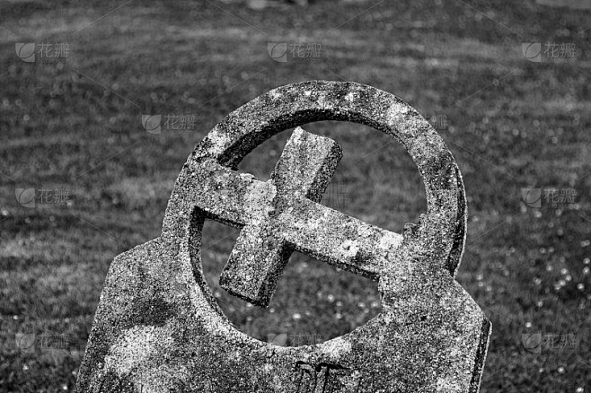 一个装饰墓碑的圆圈内的基督教十字架