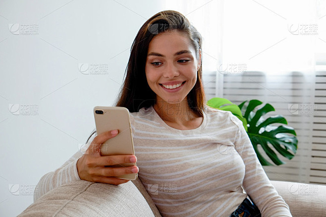 年轻女子在家学习。