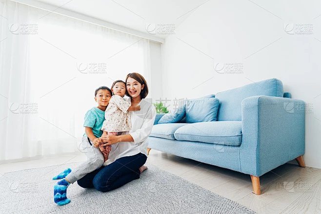 一位年轻的家庭主妇和她的孩子们在家里玩耍素材 花瓣网 1855