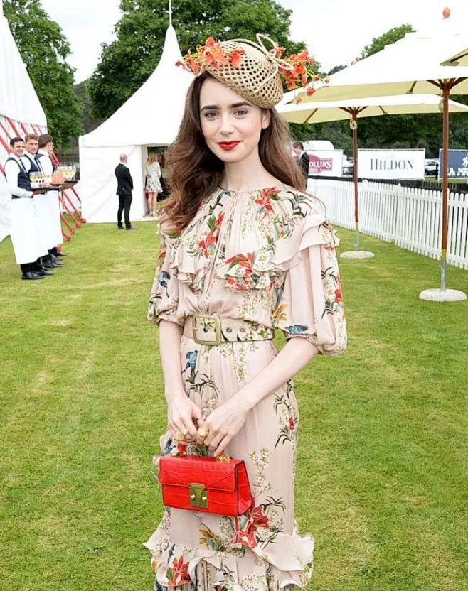 近日 莉莉 柯林斯 Lily Collins 出席活动 当日她身穿印花连衣裙 头戴竹编小礼帽 气质出众宛若花仙子 花瓣网