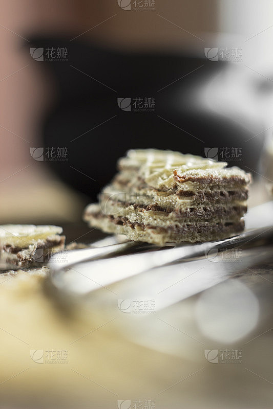 甜美的俄罗斯artek华夫饼在木制背景，与一壶牛奶。传统的甜食和甜点。