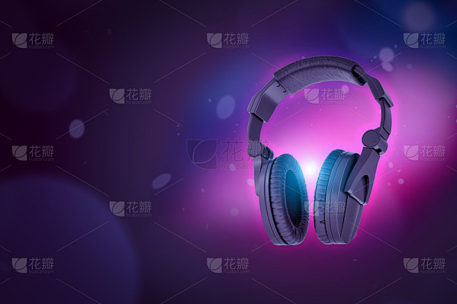 3d渲染黑色耳机在黑暗的霓虹灯背景