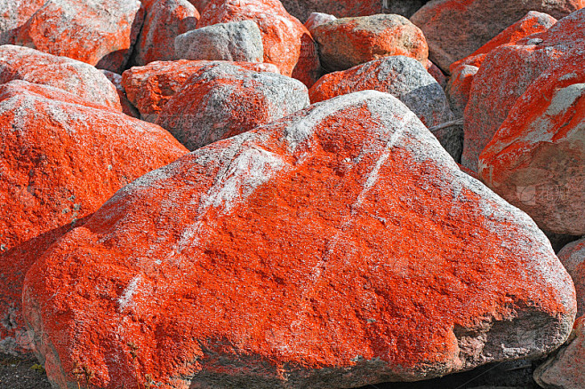 中国西南山区的红色石头